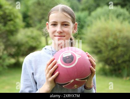 Girl playing netball holding netball - sport Stock Photo - Alamy