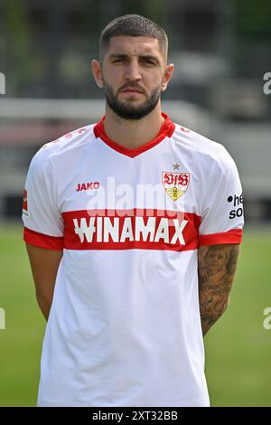 Jeff Chabot (VfB Stuttgart 24) der nach einem Kopfballduell auf dem ...