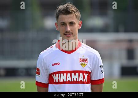 Anthony Rouault (VFB Stuttgart, #29) grätscht den Ball Nelson Weiper ...