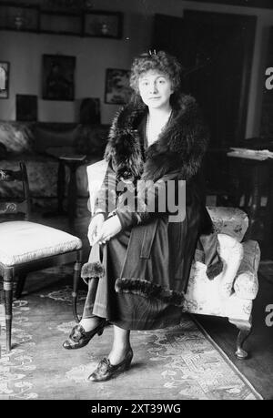 This photograph of Comtesse de Bryas is a portrait from the early 20th ...