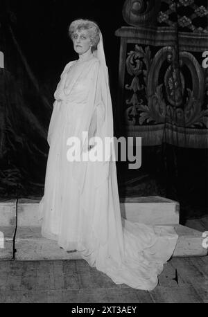 Mrs. O. Harriman, Photograph shows Grace Carley Harriman (1873-1950 ...