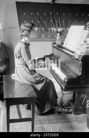 Coomarasumay, Ananda, Mrs. (Ratan Devi), portrait photograph. Genthe ...