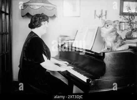 Baker, between c1915 and c1920. Shows American singer and actress Elsie ...