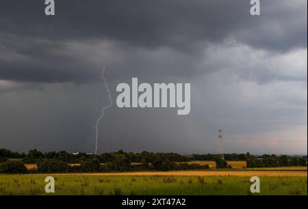 Gewitter in Hessen Ein Blitz ist in der Nacht am Himmel zu sehen ...