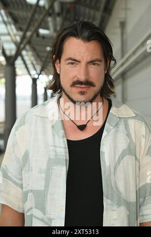 Schauspieler Marcel Mars Saibert posiert beim Fantreffen und Starwahl ...