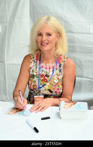 Schauspielerin Claudia Neidig posiert beim Fantreffen und Starwahl der ...