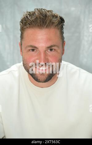 Schauspieler Benjamin Heinrich posiert beim Fantreffen und Starwahl der ...