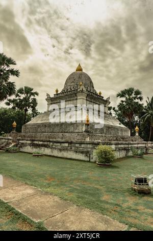 Makmo Stupa of the Wat Wisunalat temple in Thanon Wisunalat, Luang ...