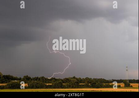 Gewitter in Hessen Blitze eines Gewitters sind vom Großen Feldberg im ...