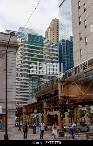 The Chicago L Eleveated Rapid Transit System at the Loop and the Modern ...