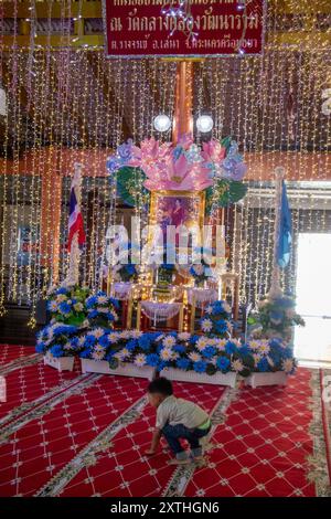 Wat Klang Khlong Watthana Ram Stock Photo - Alamy