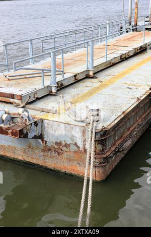Mooring line on rusty pier referred to a post on a ship or quay Stock ...