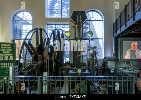 Winding engine with depth indicator to raise and lower lift cage in ...