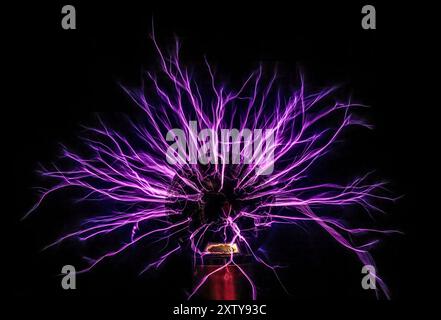 Sparking Tesla Coil Stock Photo - Alamy