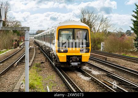 Southeastern Class 465 Networker entering Petts Wood Railway Station ...