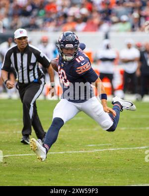 Chicago Bears quarterback Caleb Williams warms up during the NFL ...