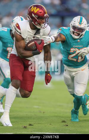 Miami Dolphins linebacker Jordyn Brooks (20) defends Baltimore Ravens ...
