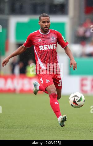 Am Ball Linton Maina (1. FC Koeln, #37) gegen Elias Baum (SV Elversberg, #02) 1. FC Koeln vs. SV ...