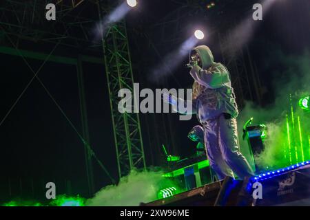 Der deutsche Rapper Marten Laciny Marteria mit seinem Alter Ego ...