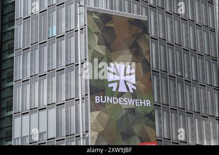 Schriftzug und Logo der Bundeswehr auf einer Fahne *** Bundeswehr ...