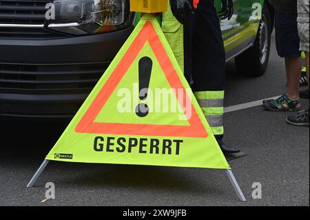 Schild, Warnaufsteller Achtung Gesperrt *** Sign, warning sign Caution ...