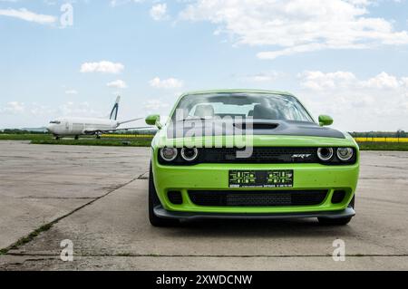 Dodg Challenger SRT green Hellcat Stock Photo - Alamy
