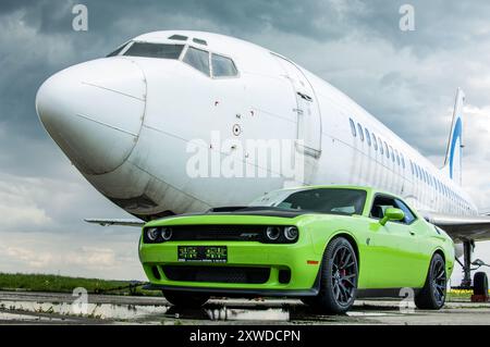 Dodg Challenger SRT green Hellcat Stock Photo - Alamy