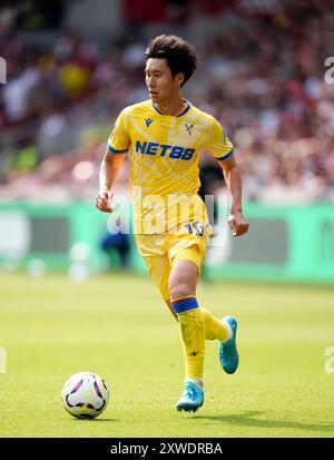 Daichi Kamada (18 Crystal Palace) challenges Phil Foden (47 Manchester ...