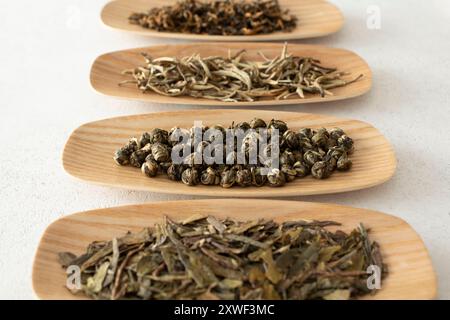 A view of various loose leaf teas on bamboo plates Stock Photo - Alamy