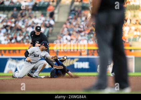 Detroit Tigers' Gleyber Torres (25) hits a two-run single during the ...