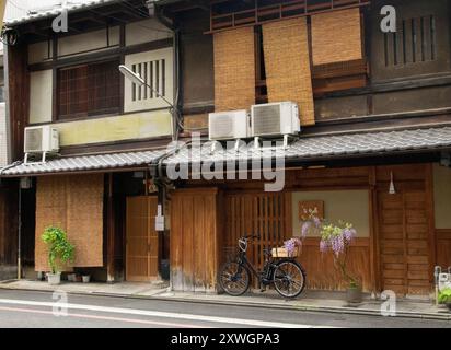 "Kyomachiya". Traditional Japanese housing in the city of Kyoto Stock ...