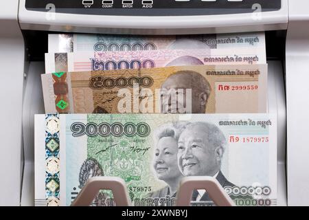 Cambodian money - riel in the counting machine Stock Photo - Alamy