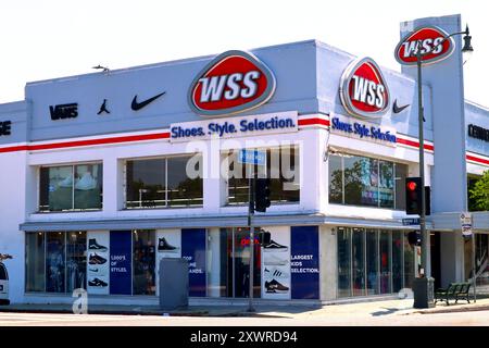 Warehouse shoe store store