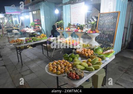 Auf dem Makt in Labuan Bajo wird viel Obst angeboten. *** The market in ...