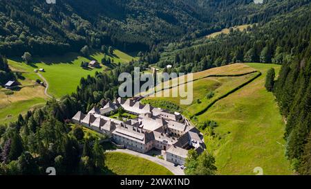 Le Reposoir (central-eastern France): houses in the village Stock Photo ...