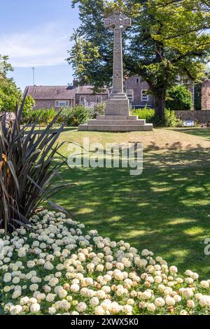 Memorial to Henry I the founder of Reading Abbey, Forbury Gardens ...