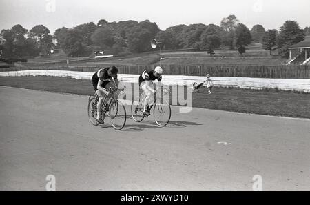 1960s, historical, male cyclists competing on a racing circuit Stock ...