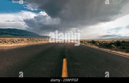 Endless road somewhere in the midwest Stock Photo - Alamy