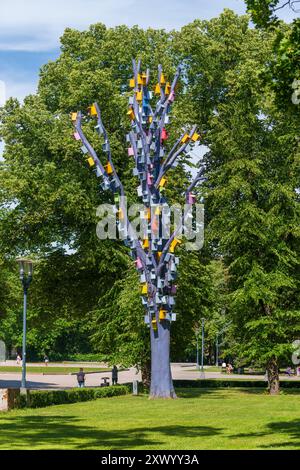 tree decorated with hundreds of colorful birdhouses in the esplanade ...