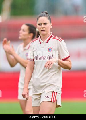 Sarah Zadrazil (FC Bayern Muenchen, #25) im Zweikampf mit Jana Feldkamp ...
