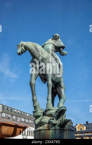 The iconic sculpture of Folke Filbyter by Carl Milles at Stora Torget ...