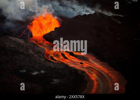 Fissure 8 blasts lava several hundred feet up and flows towards Kapoho ...