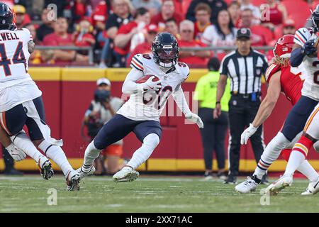 Chicago Bears wide receiver DeAndre Carter warms up wearing cleats for ...