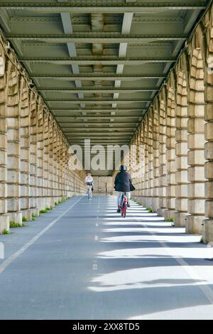 France, Paris, cycle path on the Bercy bridge Stock Photo - Alamy