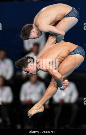 Thomas Daley and Noah Williams of Great Britain show the silver medals ...