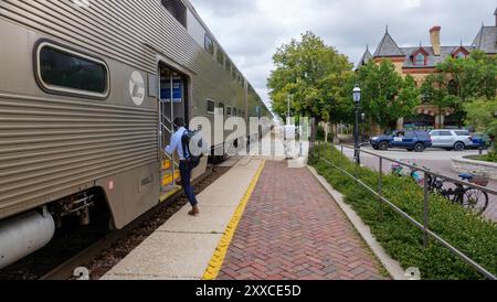 Inbound BNSF Metra commuter train pulling into Riverside, Illinois station Stock Photo - Alamy