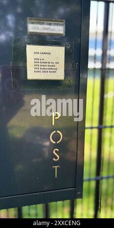 Briefkasten der Deutschen Post mit Eiszapfen in Hamburg, Deutschland ...