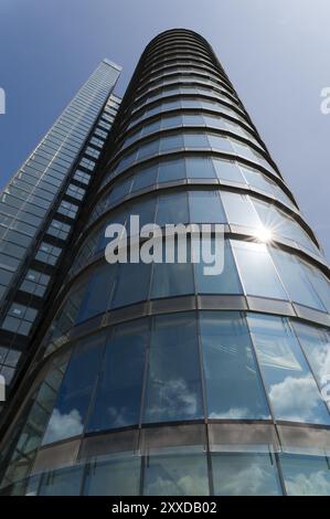 Office building in Duesseldorf's media harbour Stock Photo - Alamy