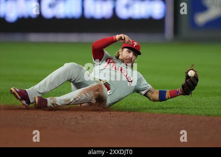 Philadelphia Phillies second base Bryson Stott (5)makes the off balance ...