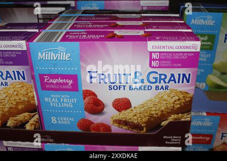 ALDI Millville Fruit and Grain Bars in boxes closeup on a shelf Stock ...